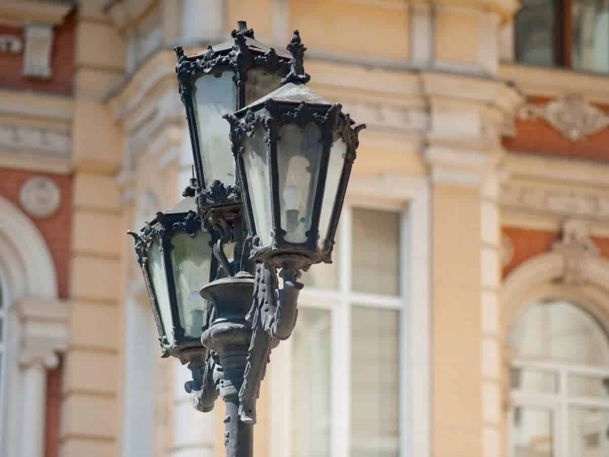 How Tall Should a Lamp Post Be? (All You Need to Know)