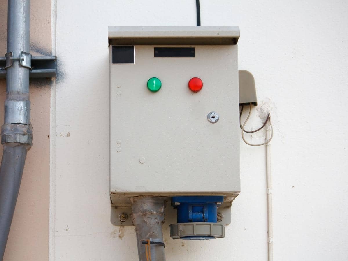 Main Lug Vs Main Breaker – What Are the Differences?