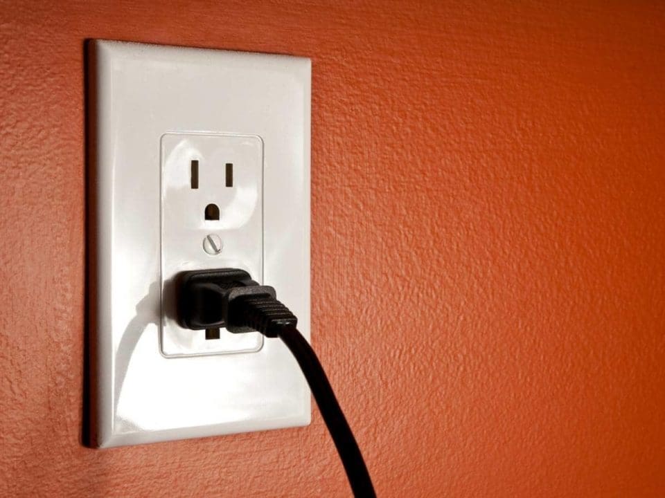 How to Tell If an Outlet Is 110v or 220v? (Explained)